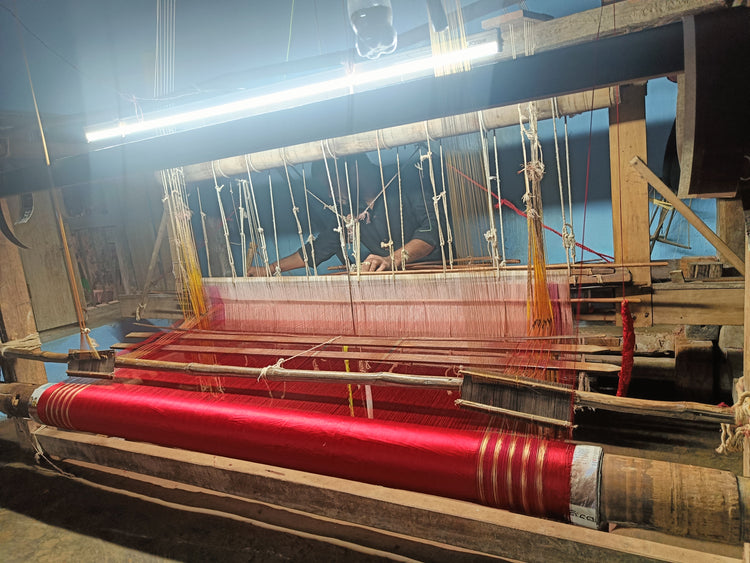 The Journey from Loom to Luxury: A Saree’s Story – Atulyakarigari