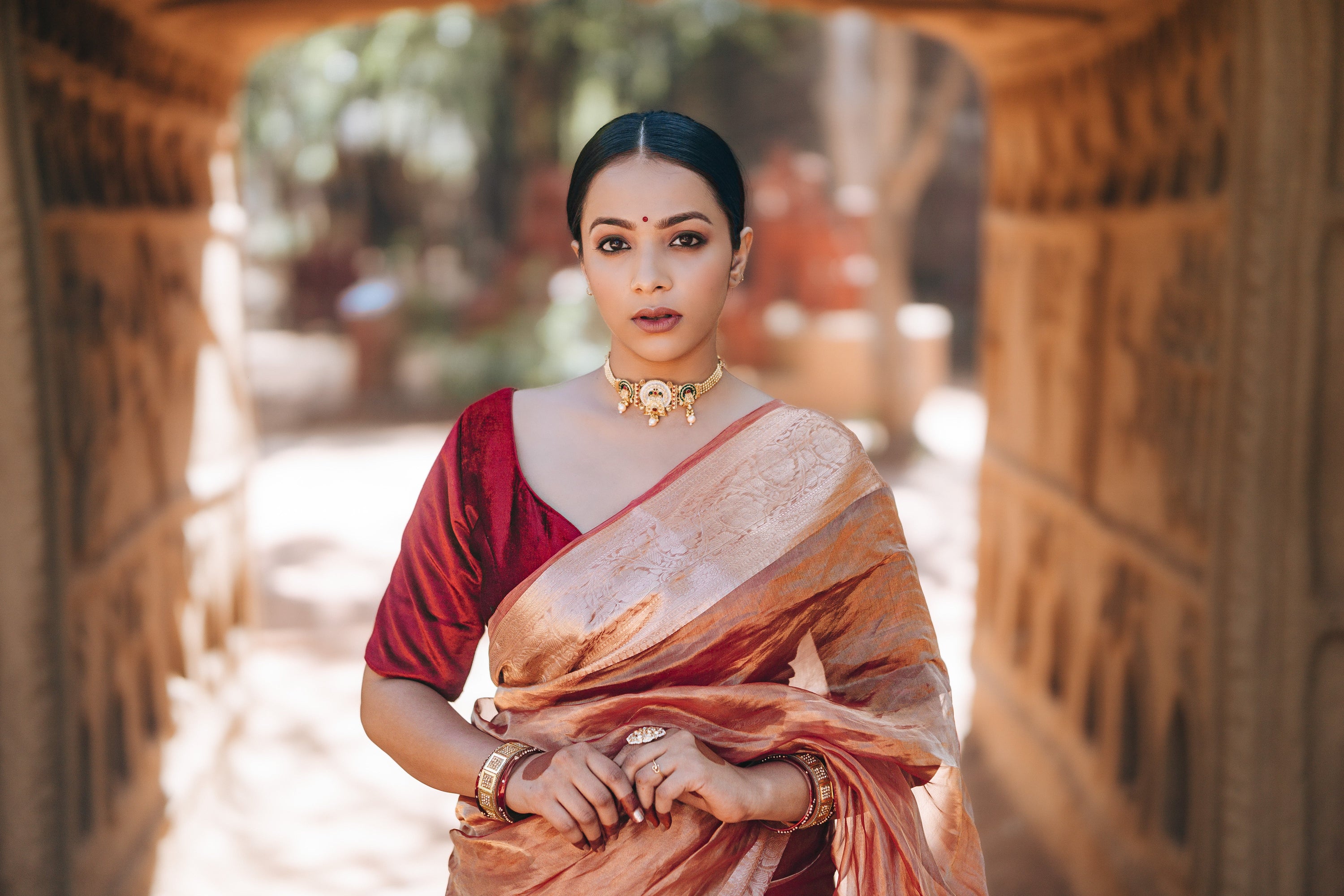 The Elegance of Tissue Sarees: Styling Tips & Trends – Atulyakarigari